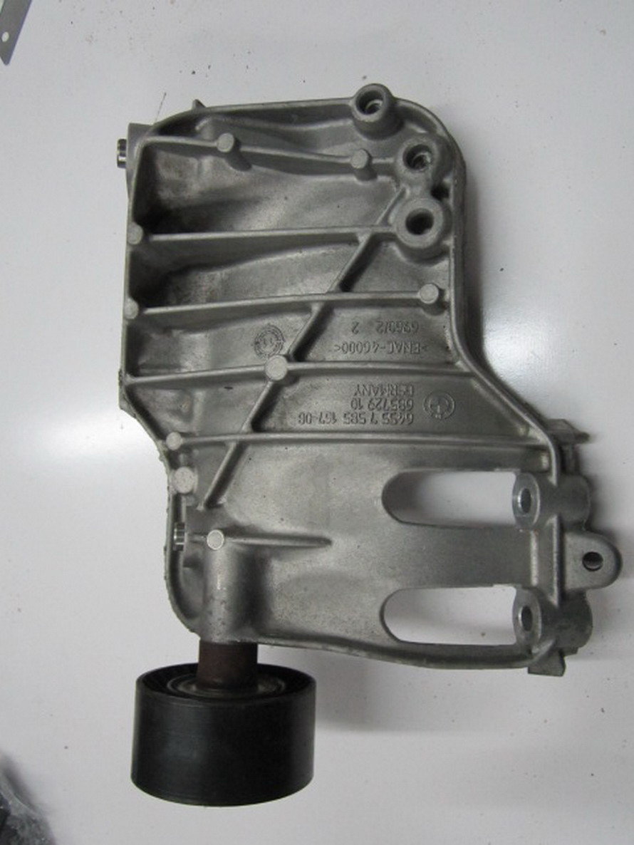BMW -X5 F15 AC AIR COMPRESSOR BRACKET MOUNT SUPPORT PULLEY 64557585167 ...