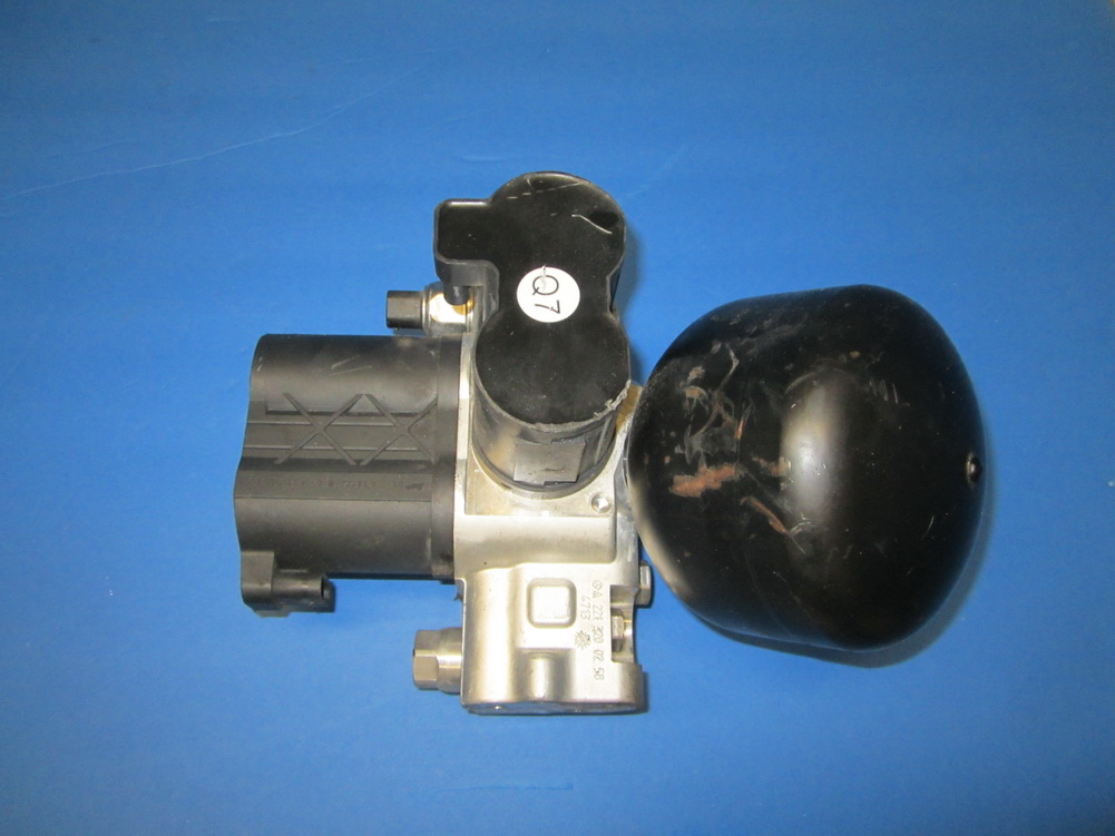Mercedes Benz - Abc Valve Block W/ Accumulator - 2213200258: Used Auto ...