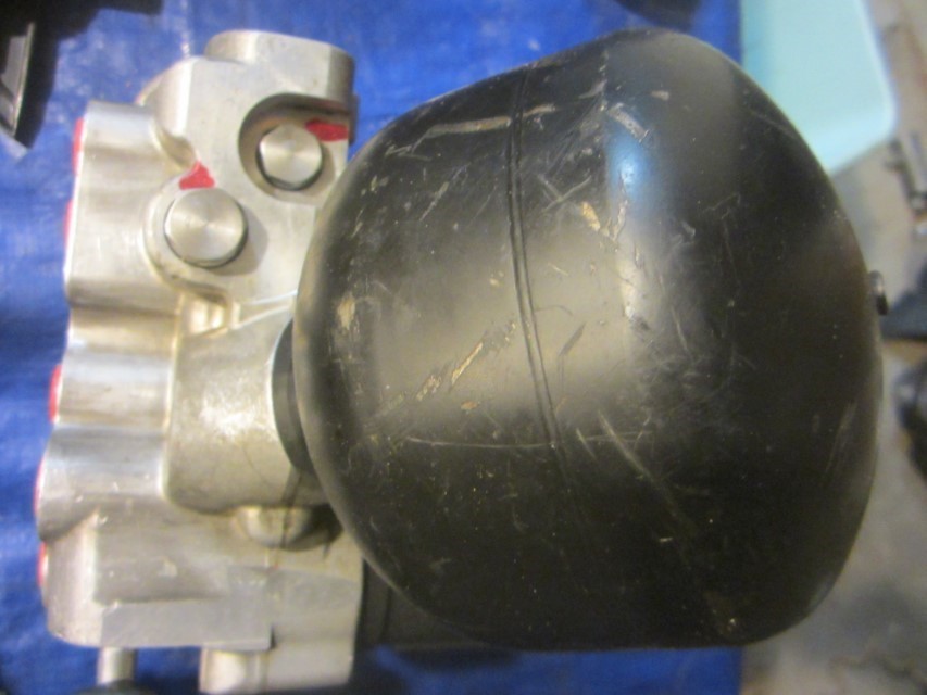 Mercedes Benz - Suspension Pump - 2213200258: Used Auto Parts ...