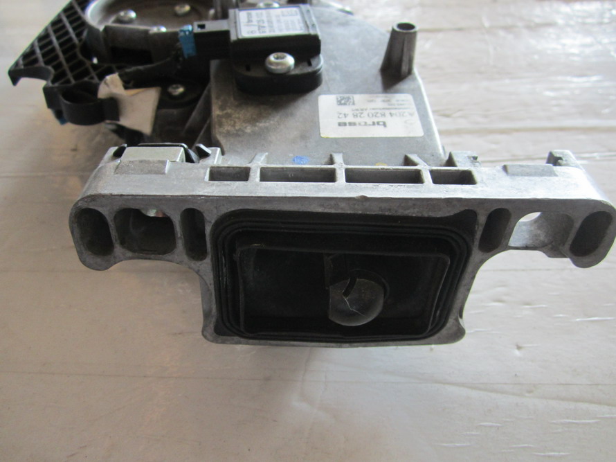 Mercedes Benz - TRUNK LID MOTOR - 2048202842: Used Auto Parts ...