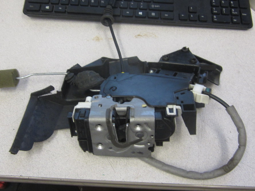 Mercedes Benz - DOOR LOCK LATCH ACTUATOR OEM - 2047202735: Used Auto ...