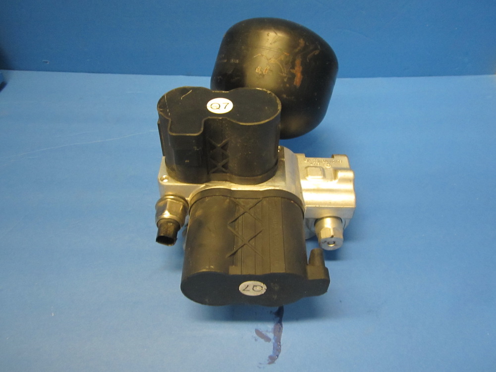 Mercedes Benz - Abc Valve Block W/ Accumulator - 2213200258: Used Auto ...