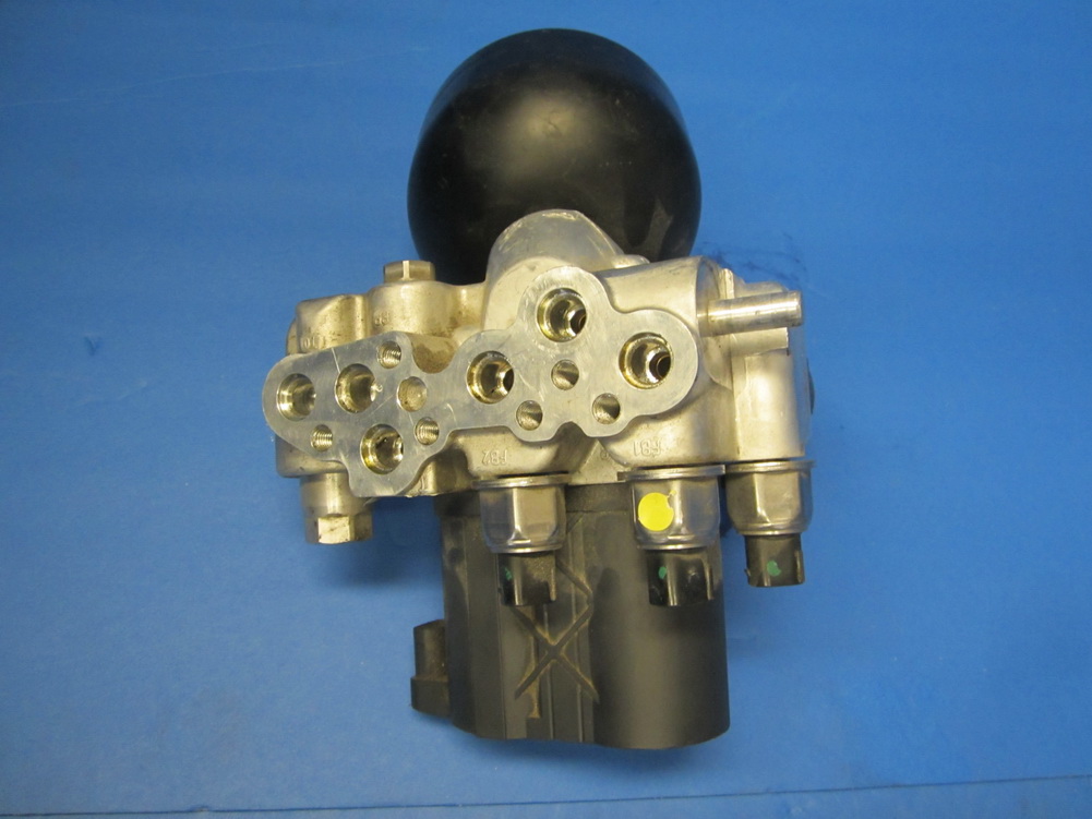 Mercedes Benz - Abc Valve Block W/ Accumulator - 2213200258: Used Auto ...