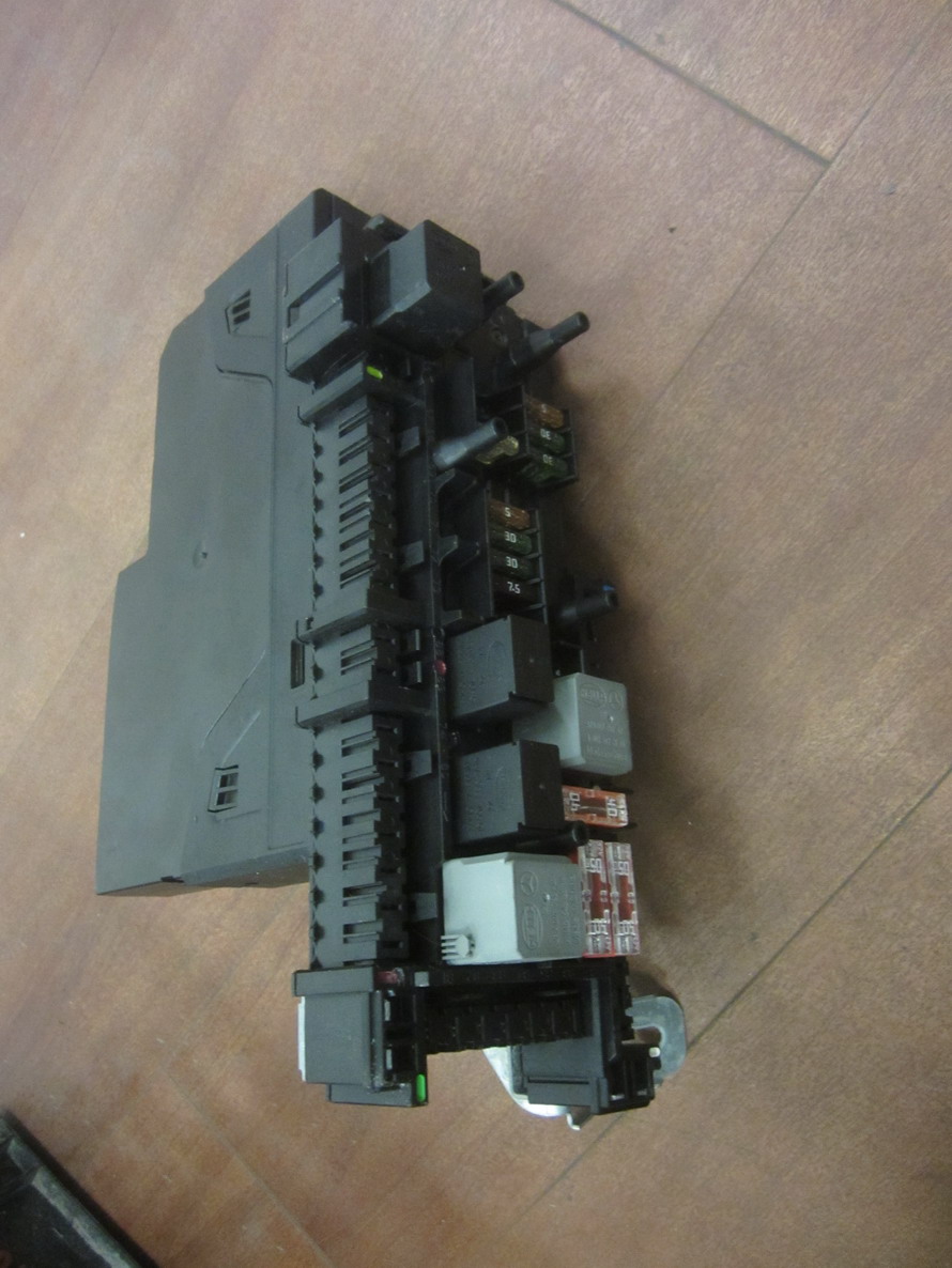 Mercedes Benz - Fuse Box - 2049005101: Used Auto Parts | Mercedes Benz ...