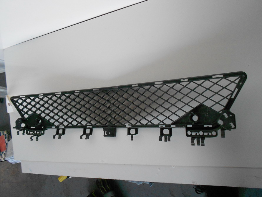 Mercedes Benz C300 C class- Bumper grille Grill - 2048850153: Used Auto ...