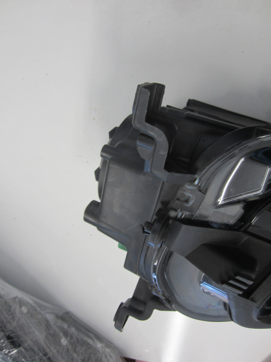 Jeep Cherokee- Headlight HALOGE MISSING 1 TAB- 68102846AE: Used Auto ...