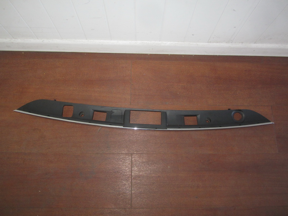 Mercedes Benz - Trunk lid Garnish HANDLE MOULDING TRIM - 2047400993 ...