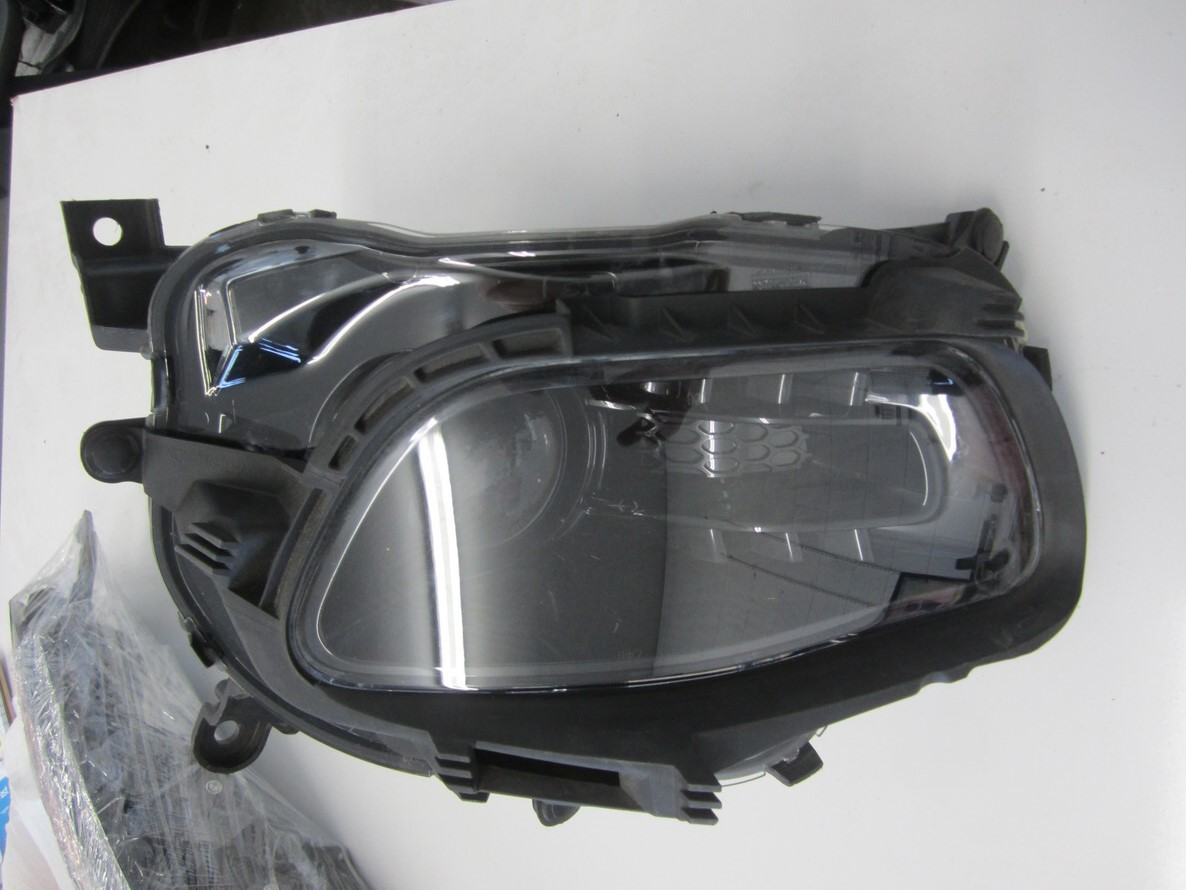 Jeep Cherokee- Headlight HALOGE MISSING 1 TAB- 68102846AE: Used Auto ...